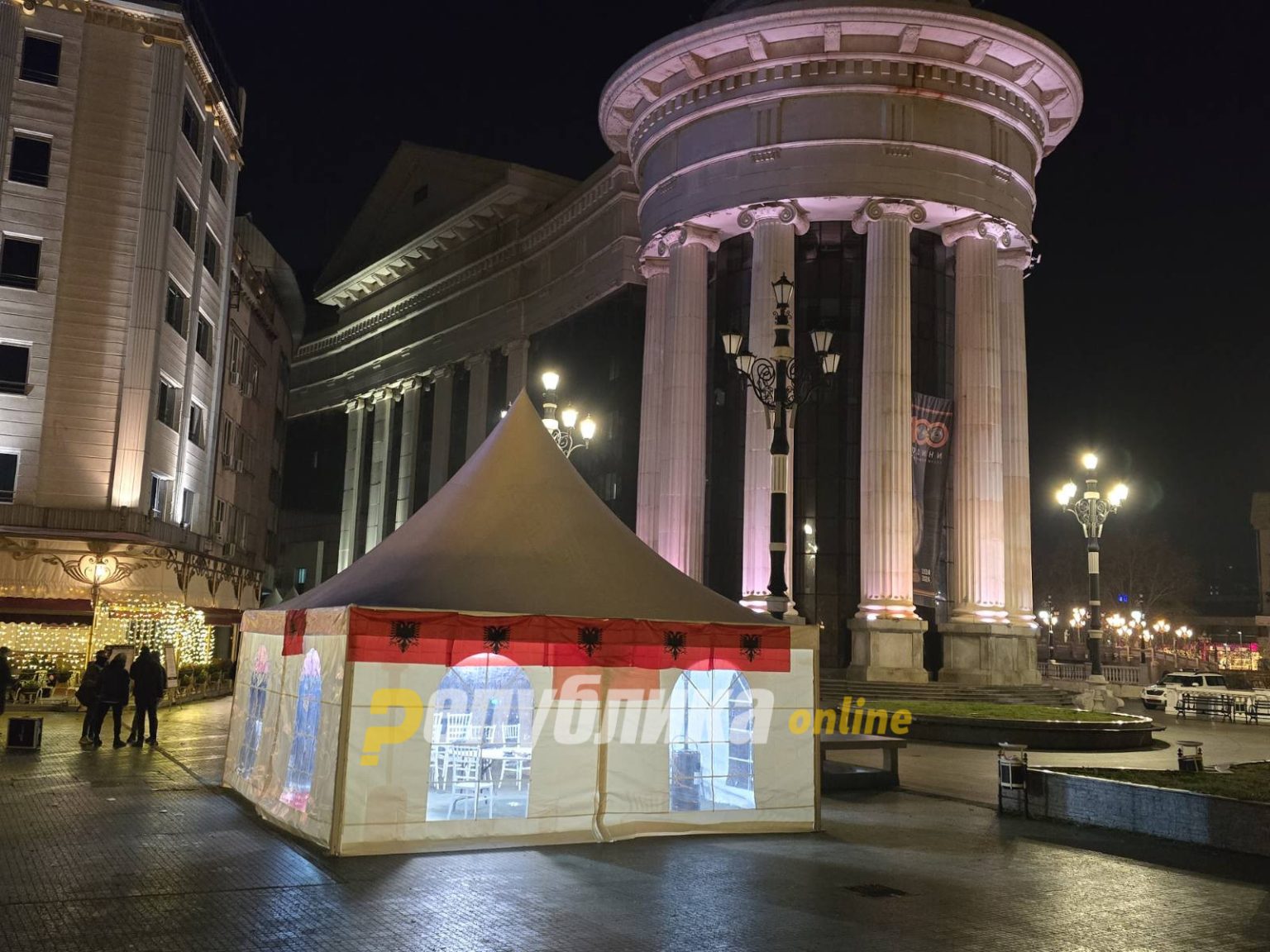 Двајца без тројца „стражарат“ пред Уставен: Вака изгледа кампот на ДУИ ...