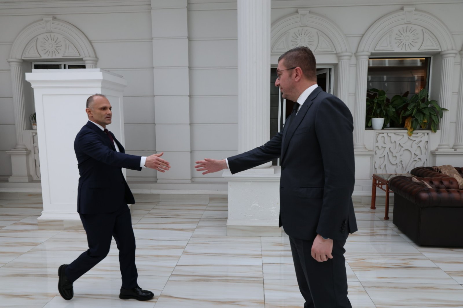 Мицкоски: Ќе се повлечам од политиката ако Филипче најде еден мигрант ...